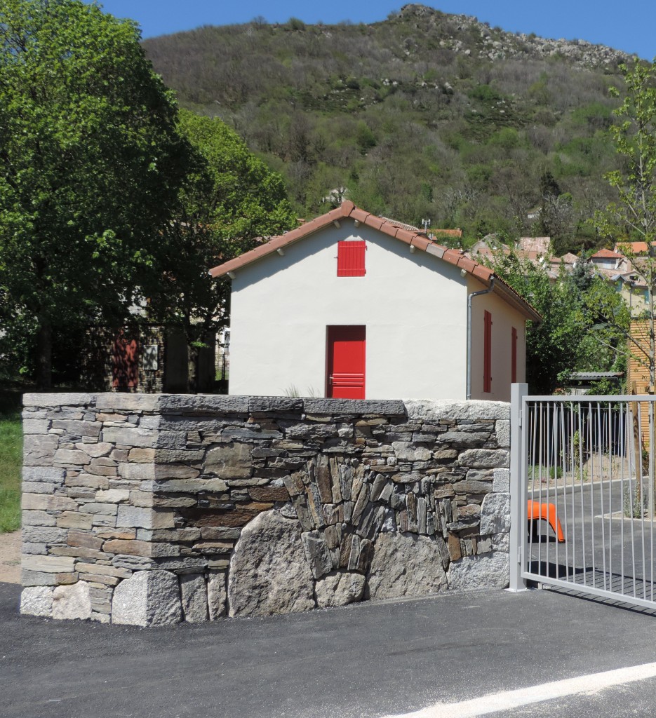 Mur de clôture en pierre sèche - Association Artisans Bâtisseurs en ...